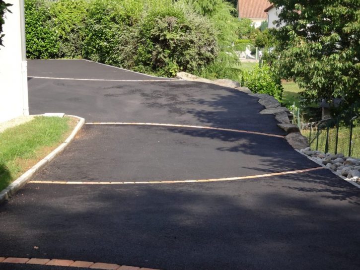 Allée en enrobé et bandes de pavés | Rebeyrol Créateur de Jardins Allée en enrobé et bandes de pavés | Rebeyrol Créateur de Jardins